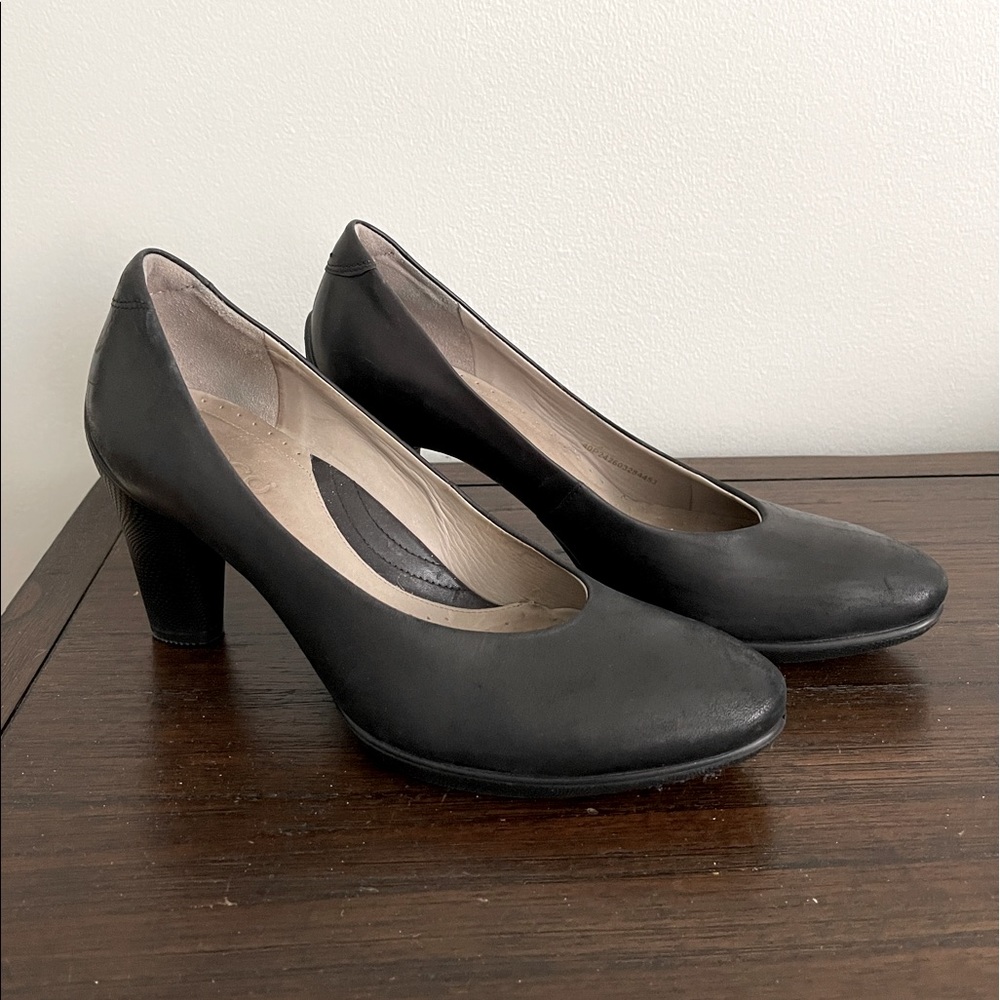 Ecco Sculptured Pump. - Gem